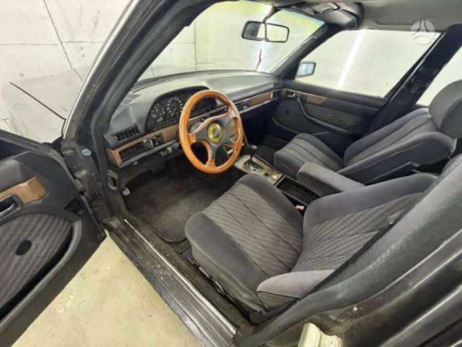 Melns Mercedes-Benz 300 1988 Alīta, ar dzinēja tilpumu 3.00 L un nobraukumu 480 tūkst. km par 3200 €, foto 5 vietnē AUTOMOTO.COM.LV