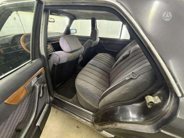 Black Mercedes-Benz 300 1988 in Alytus, with an engine capacity of 3.00 L and mileage of 480 thousand km for 3200 €, photo 5 on AUTOMOTO.COM.LV