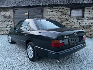 Black Mercedes-Benz 300 1988 in Tallinn, with an engine capacity of 3.00 L and mileage of 382 thousand km for 9999 €, photo 5 on AUTOMOTO.COM.LV