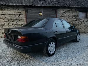 Black Mercedes-Benz 300 1988 in Tallinn, with an engine capacity of 3.00 L and mileage of 382 thousand km for 9999 €, photo 6 on AUTOMOTO.COM.LV