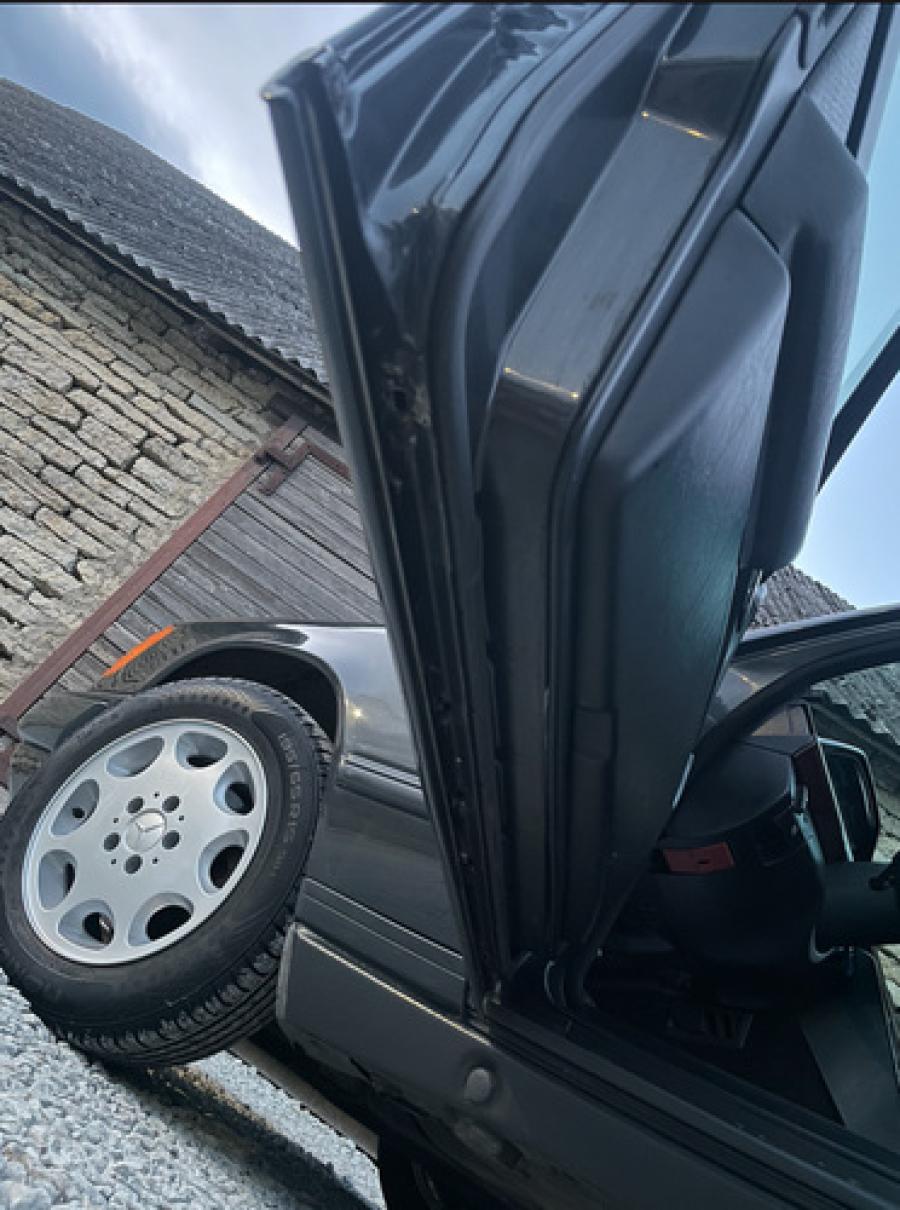 Black Mercedes-Benz 300 1988 in Tallinn, with an engine capacity of 3.00 L and mileage of 382 thousand km for 9999 €, photo 11 on AUTOMOTO.COM.LV