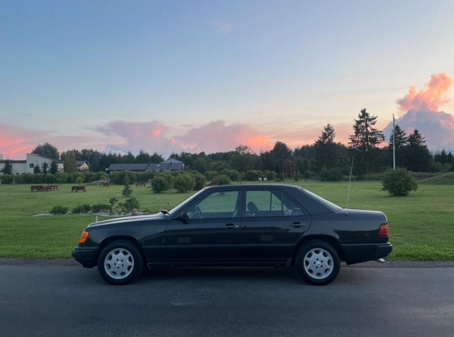 Black Mercedes-Benz 300 1988 in Tallinn, with an engine capacity of 3.00 L and mileage of 382 thousand km for 9999 €, photo 17 on AUTOMOTO.COM.LV
