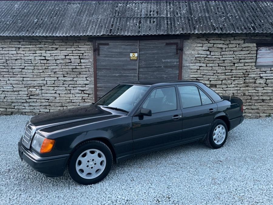 Black Mercedes-Benz 300 1988 in Tallinn, with an engine capacity of 3.00 L and mileage of 382 thousand km for 9999 €, photo 18 on AUTOMOTO.COM.LV