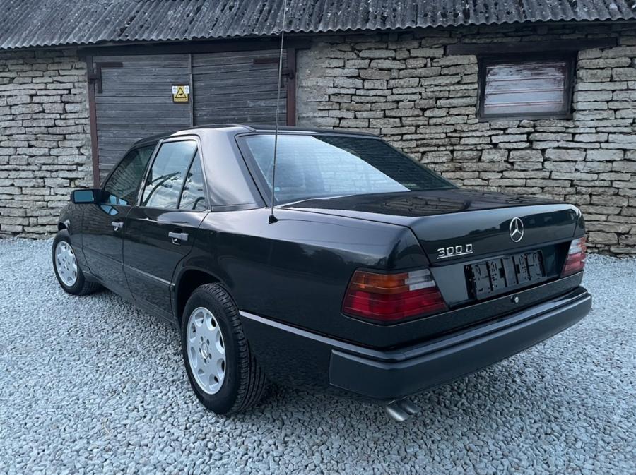 Black Mercedes-Benz 300 1988 in Tallinn, with an engine capacity of 3.00 L and mileage of 382 thousand km for 9999 €, photo 20 on AUTOMOTO.COM.LV