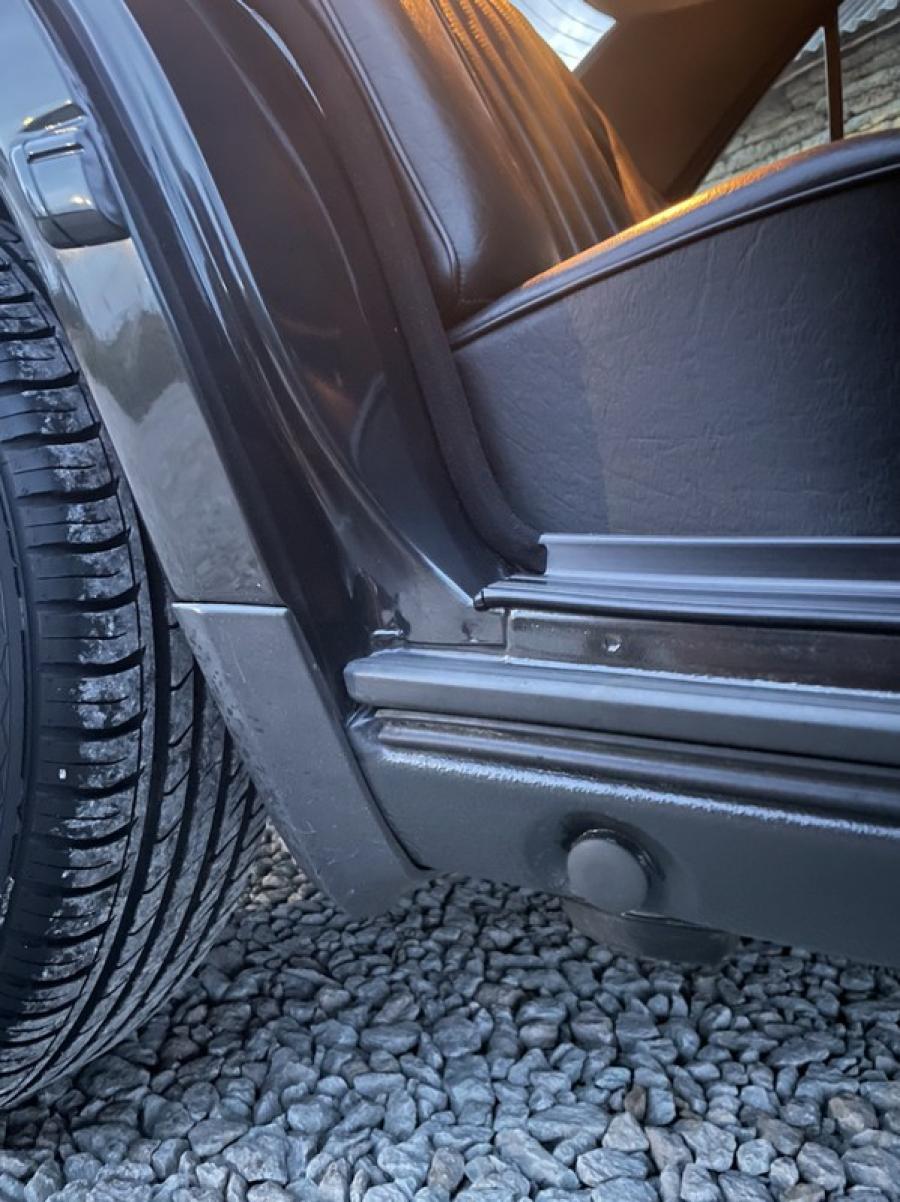 Black Mercedes-Benz 300 1988 in Tallinn, with an engine capacity of 3.00 L and mileage of 382 thousand km for 9999 €, photo 24 on AUTOMOTO.COM.LV