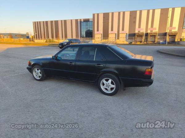 Black Mercedes-Benz 300 1991 in Tallinn, with an engine capacity of 3.00 L and mileage of 0 thousand km for 3200 €, photo 4 on AUTOMOTO.COM.LV
