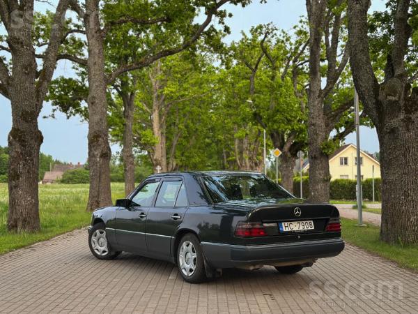 Черный Мерседес 300 1992 в Валмиера, объемом двигателя 3.00 л и пробегом 0 тыс. км за 2500 €, фото 2 на AUTOMOTO.COM.LV