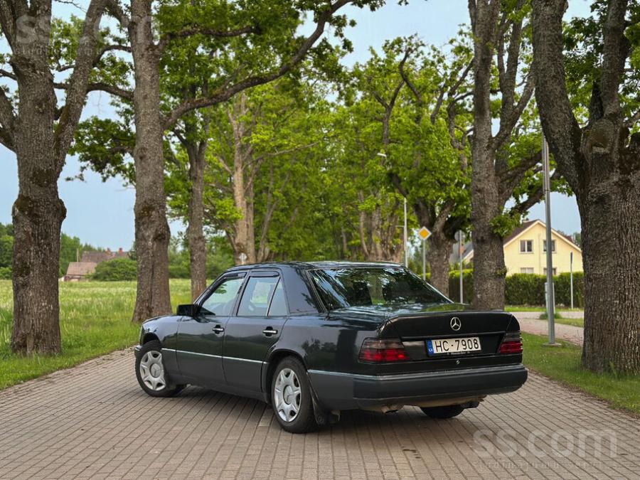 Melns Mercedes-Benz 300 1992 Valmiera, ar dzinēja tilpumu 3.00 L un nobraukumu 0 tūkst. km par 2500 €, foto 3 vietnē AUTOMOTO.COM.LV