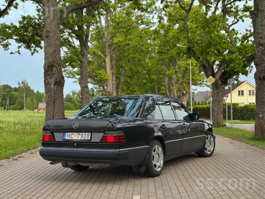 Melns Mercedes-Benz 300 1992 Valmiera, ar dzinēja tilpumu 3.00 L un nobraukumu 0 tūkst. km par 2500 €, foto 5 vietnē AUTOMOTO.COM.LV