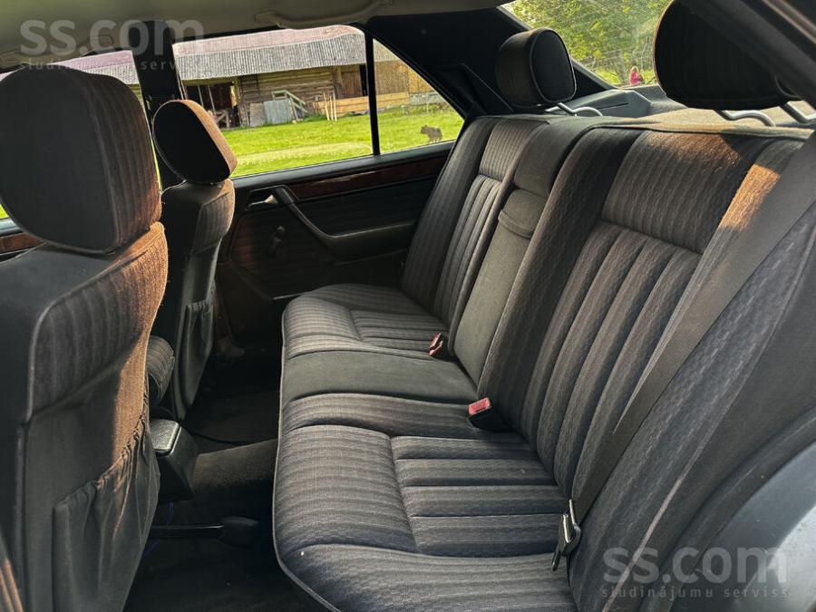 Melns Mercedes-Benz 300 1992 Valmiera, ar dzinēja tilpumu 3.00 L un nobraukumu 0 tūkst. km par 2500 €, foto 6 vietnē AUTOMOTO.COM.LV