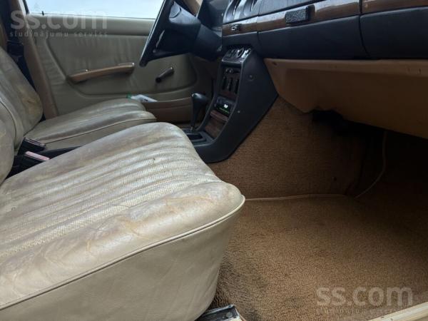 Brown Mercedes-Benz 300 1981 in Riga, with an engine capacity of 3.00 L and mileage of 471 thousand km for 6600 €, photo 8 on AUTOMOTO.COM.LV