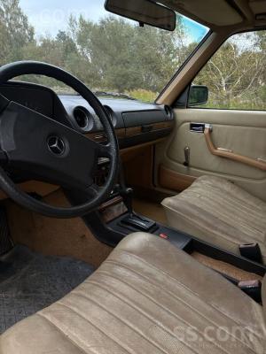 Brown Mercedes-Benz 300 1981 in Riga, with an engine capacity of 3.00 L and mileage of 471 thousand km for 6600 €, photo 11 on AUTOMOTO.COM.LV