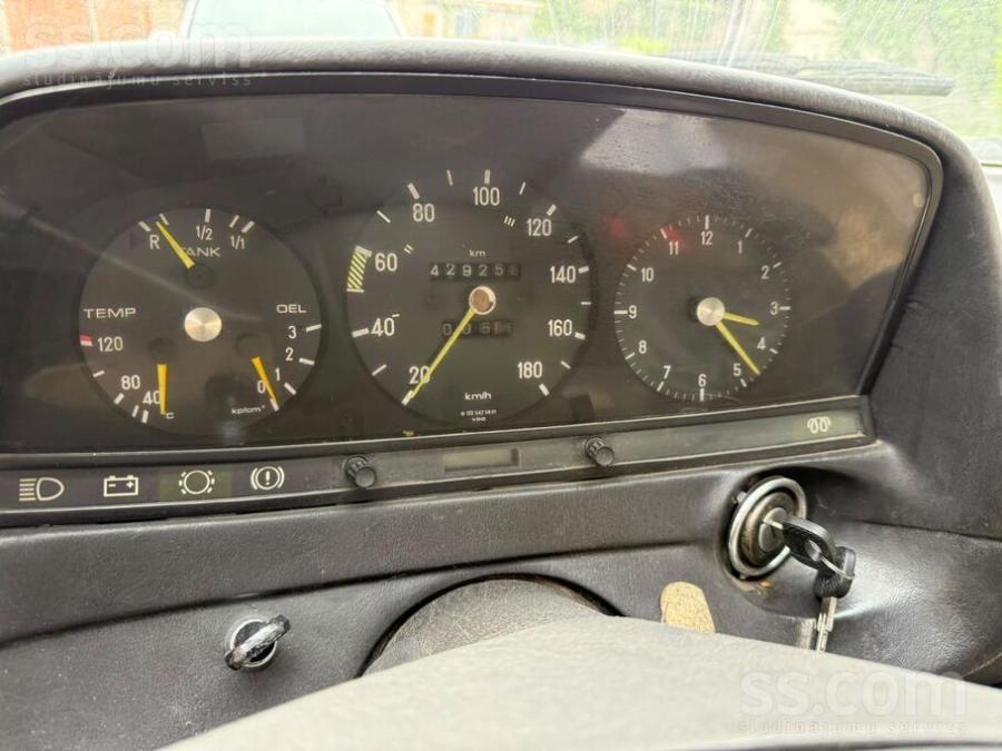 Zaļš Mercedes-Benz 300 1981 Liepāja, ar dzinēja tilpumu 3.00 L un nobraukumu 429 tūkst. km par 3000 €, foto 17 vietnē AUTOMOTO.COM.LV