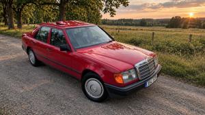 Sarkans Mercedes-Benz 300 1989 Tallina, ar dzinēja tilpumu 3.00 L un nobraukumu 277 tūkst. km par 6999 €, foto  vietnē AUTOMOTO.COM.LV