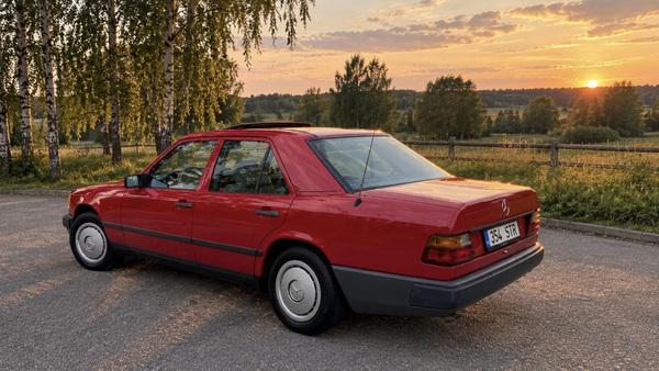 Red Mercedes-Benz 300 1989 in Tallinn, with an engine capacity of 3.00 L and mileage of 277 thousand km for 6999 €, photo 3 on AUTOMOTO.COM.LV