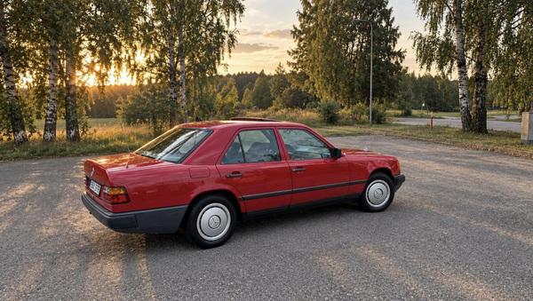 Red Mercedes-Benz 300 1989 in Tallinn, with an engine capacity of 3.00 L and mileage of 277 thousand km for 6999 €, photo 4 on AUTOMOTO.COM.LV