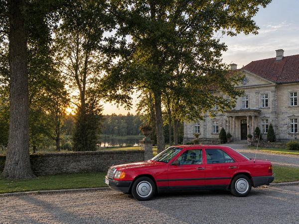 Red Mercedes-Benz 300 1989 in Tallinn, with an engine capacity of 3.00 L and mileage of 277 thousand km for 6999 €, photo 6 on AUTOMOTO.COM.LV