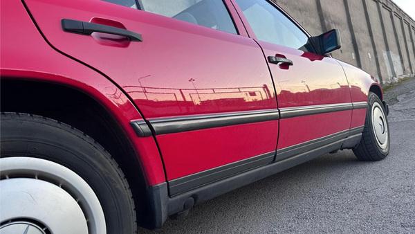 Red Mercedes-Benz 300 1989 in Tallinn, with an engine capacity of 3.00 L and mileage of 277 thousand km for 6999 €, photo 7 on AUTOMOTO.COM.LV