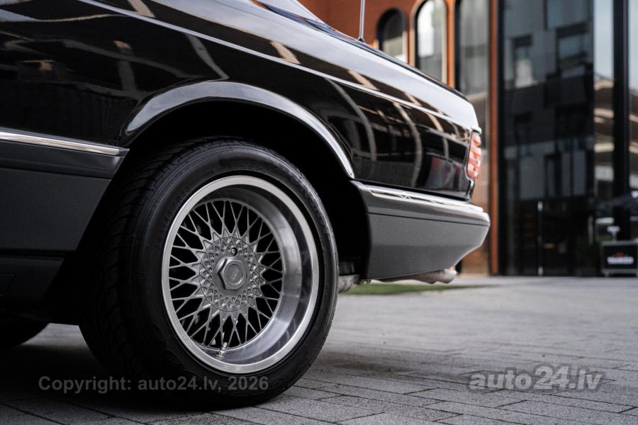 Melns Mercedes-Benz 500 1987 Tallina, ar dzinēja tilpumu 4.90 L un nobraukumu 174 tūkst. km par 29000 €, foto 24 vietnē AUTOMOTO.COM.LV