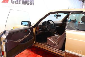 Yellow Mercedes-Benz 500 1985 in Riga, with an engine capacity of 5.00 L and mileage of 85 thousand km for 43000 €, photo 9 on AUTOMOTO.COM.LV