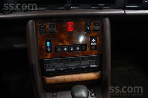 Yellow Mercedes-Benz 500 1985 in Riga, with an engine capacity of 5.00 L and mileage of 85 thousand km for 43000 €, photo 18 on AUTOMOTO.COM.LV