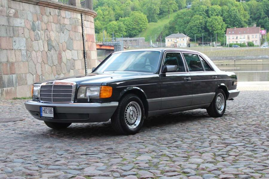 Черный Мерседес 560 1986 в Каунас, объемом двигателя 5.55 л и пробегом 172 тыс. км за 17500 €, фото 1 на AUTOMOTO.COM.LV