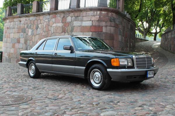 Melns Mercedes-Benz 560 1986 Kauņa, ar dzinēja tilpumu 5.55 L un nobraukumu 172 tūkst. km par 17500 €, foto 2 vietnē AUTOMOTO.COM.LV