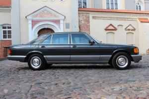 Черный Мерседес 560 1986 в Каунас, объемом двигателя 5.55 л и пробегом 172 тыс. км за 17500 €, фото 4 на AUTOMOTO.COM.LV