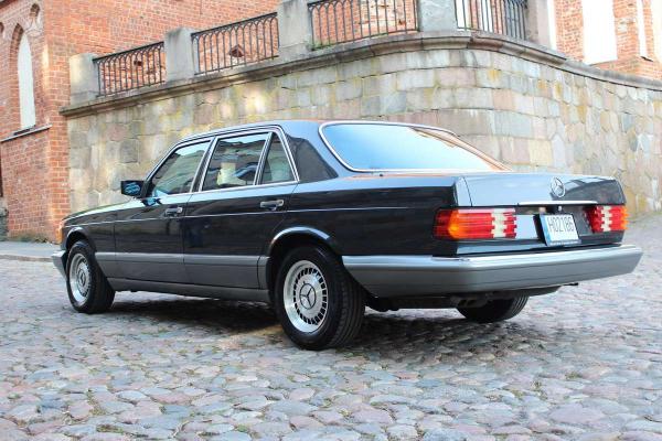 Melns Mercedes-Benz 560 1986 Kauņa, ar dzinēja tilpumu 5.55 L un nobraukumu 172 tūkst. km par 17500 €, foto 6 vietnē AUTOMOTO.COM.LV