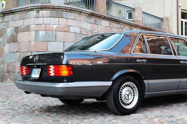 Melns Mercedes-Benz 560 1986 Kauņa, ar dzinēja tilpumu 5.55 L un nobraukumu 172 tūkst. km par 17500 €, foto 7 vietnē AUTOMOTO.COM.LV