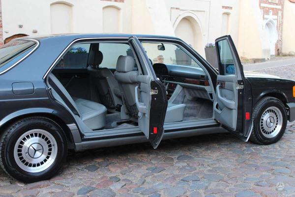 Melns Mercedes-Benz 560 1986 Kauņa, ar dzinēja tilpumu 5.55 L un nobraukumu 172 tūkst. km par 17500 €, foto 9 vietnē AUTOMOTO.COM.LV