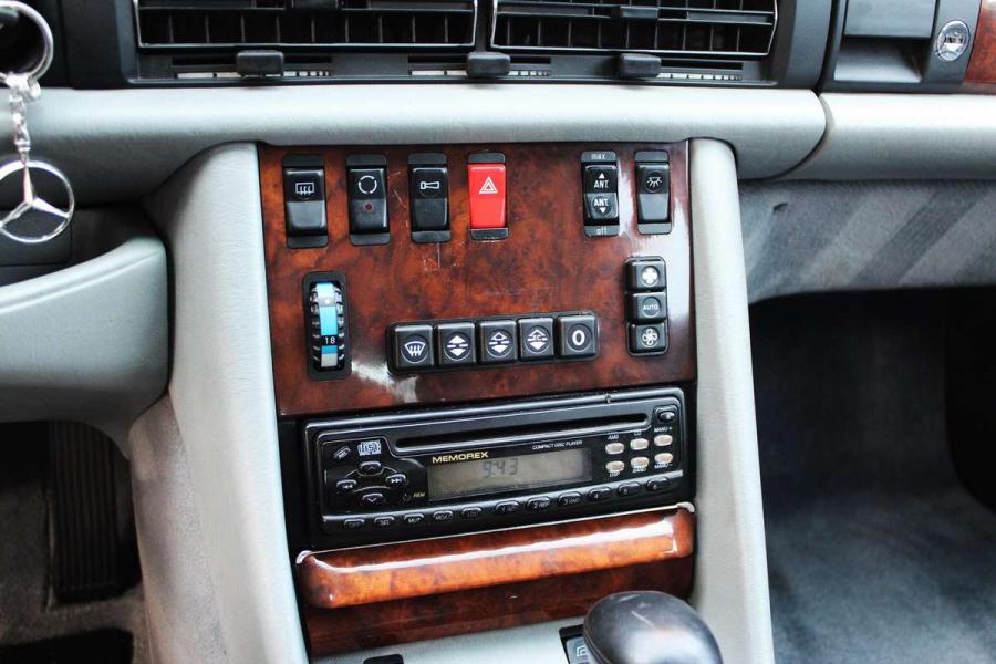 Черный Мерседес 560 1986 в Каунас, объемом двигателя 5.55 л и пробегом 172 тыс. км за 17500 €, фото 18 на AUTOMOTO.COM.LV