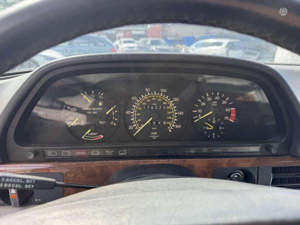 Grey Mercedes-Benz 560 1987 in Klaipeda, with an engine capacity of 0.00 L and mileage of 289 thousand km for 7999 €, photo 9 on AUTOMOTO.COM.LV