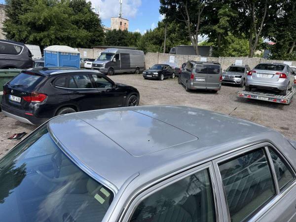 Grey Mercedes-Benz 560 1987 in Klaipeda, with an engine capacity of 0.00 L and mileage of 289 thousand km for 7999 €, photo 10 on AUTOMOTO.COM.LV