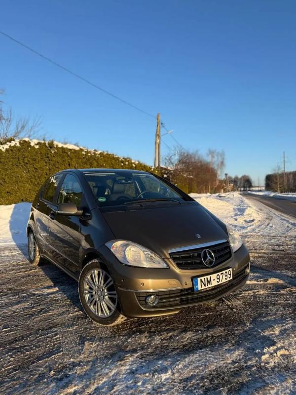 Green Mercedes-Benz A 160 2010 in Riga, with an engine capacity of 1.50 L and mileage of 181 thousand km for 2600 €, photo 1 on AUTOMOTO.COM.LV