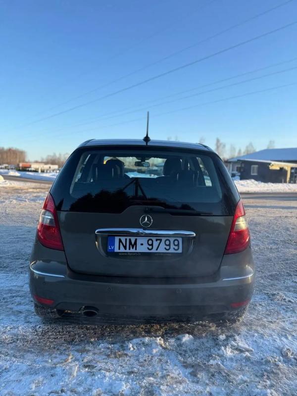 Green Mercedes-Benz A 160 2010 in Riga, with an engine capacity of 1.50 L and mileage of 181 thousand km for 2600 €, photo 7 on AUTOMOTO.COM.LV