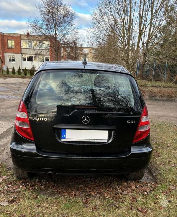 Black Mercedes-Benz A 180 2005 in Kaunas, with an engine capacity of 1.99 L and mileage of 267 thousand km for 1300 €, photo 2 on AUTOMOTO.COM.LV