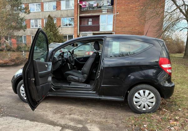 Black Mercedes-Benz A 180 2005 in Kaunas, with an engine capacity of 1.99 L and mileage of 267 thousand km for 1300 €, photo 6 on AUTOMOTO.COM.LV