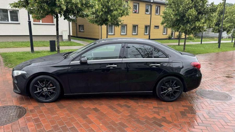Black Mercedes-Benz A 180 2021 in Plunge, with an engine capacity of 1.95 L and mileage of 142 thousand km for 20500 €, photo 4 on AUTOMOTO.COM.LV