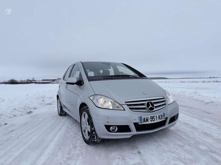 Grey Mercedes-Benz A 180 2010 in Siauliai, with an engine capacity of 1.99 L and mileage of 300 thousand km for 2200 €, photo 4 on AUTOMOTO.COM.LV