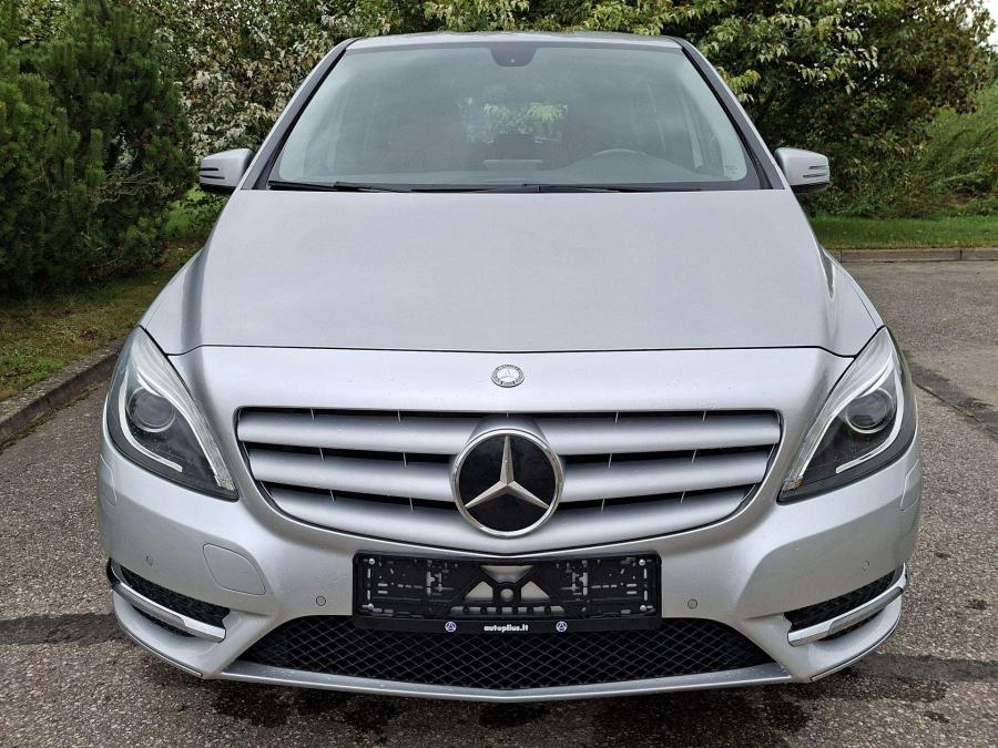 Grey Mercedes-Benz A 180 2012 in Ukmerge, with an engine capacity of 1.60 L and mileage of 255 thousand km for 4950 €, photo 3 on AUTOMOTO.COM.LV
