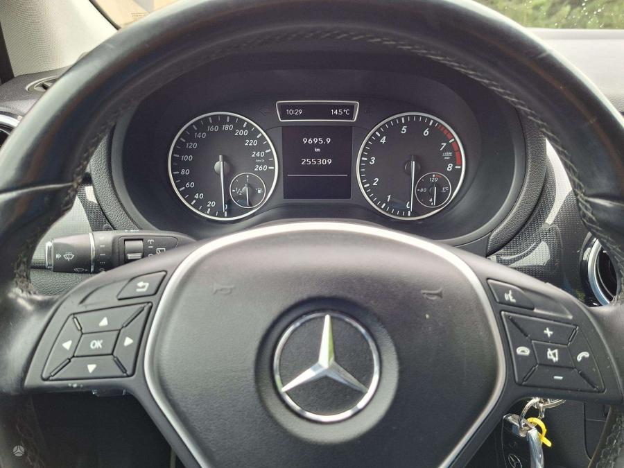 Grey Mercedes-Benz A 180 2012 in Ukmerge, with an engine capacity of 1.60 L and mileage of 255 thousand km for 4950 €, photo 8 on AUTOMOTO.COM.LV