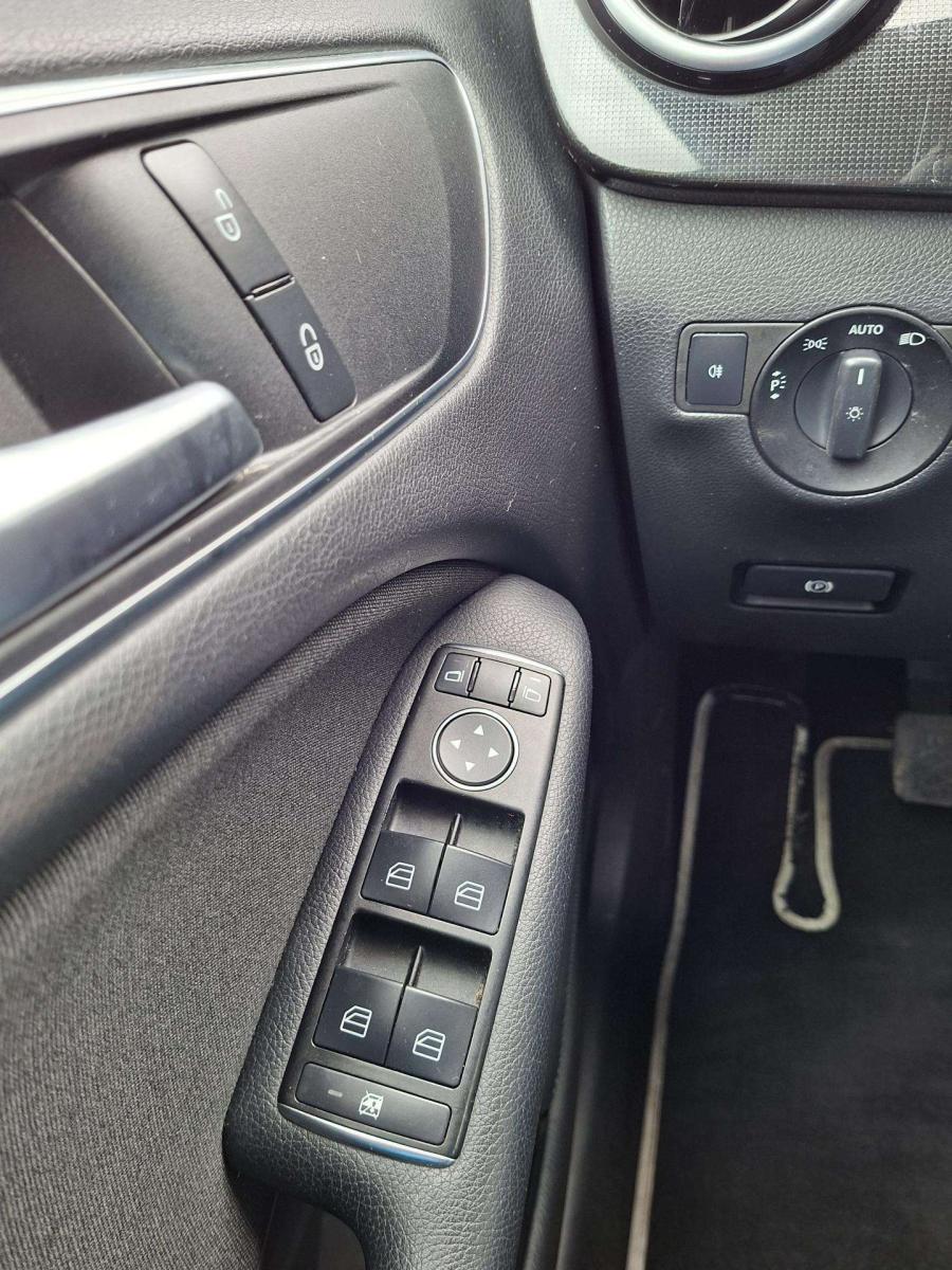 Grey Mercedes-Benz A 180 2012 in Ukmerge, with an engine capacity of 1.60 L and mileage of 255 thousand km for 4950 €, photo 9 on AUTOMOTO.COM.LV