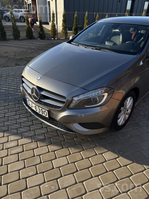 Grey Mercedes-Benz A 180 2013 in Riga, with an engine capacity of 1.50 L and mileage of 207 thousand km for 5900 €, photo 2 on AUTOMOTO.COM.LV