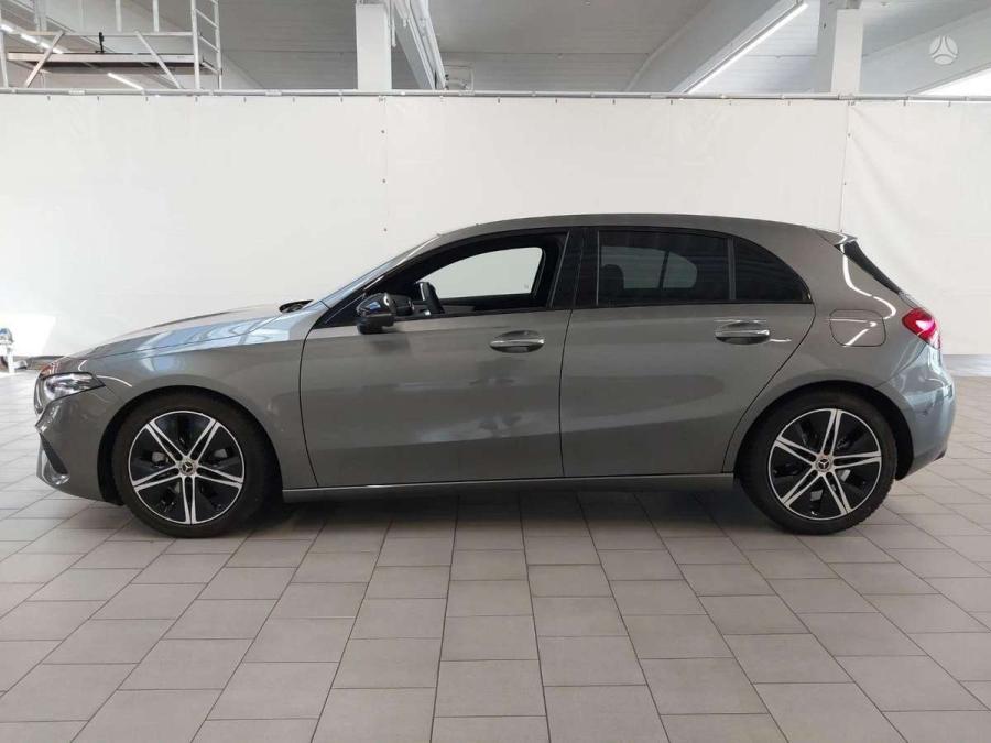 Pelēks Mercedes-Benz A 180 2026 Tallina, ar dzinēja tilpumu 0.00 L un nobraukumu 3 tūkst. km par 27965 €, foto 4 vietnē AUTOMOTO.COM.LV