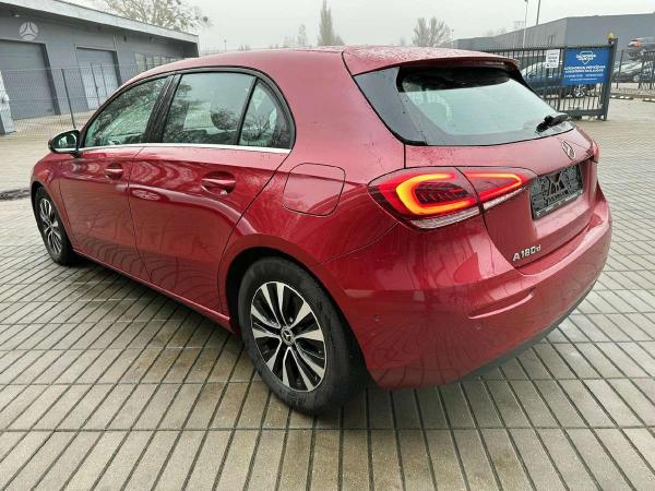 Sarkans Mercedes-Benz A 180 2022 Kauņa, ar dzinēja tilpumu 2.00 L un nobraukumu 221 tūkst. km par 16200 €, foto 4 vietnē AUTOMOTO.COM.LV