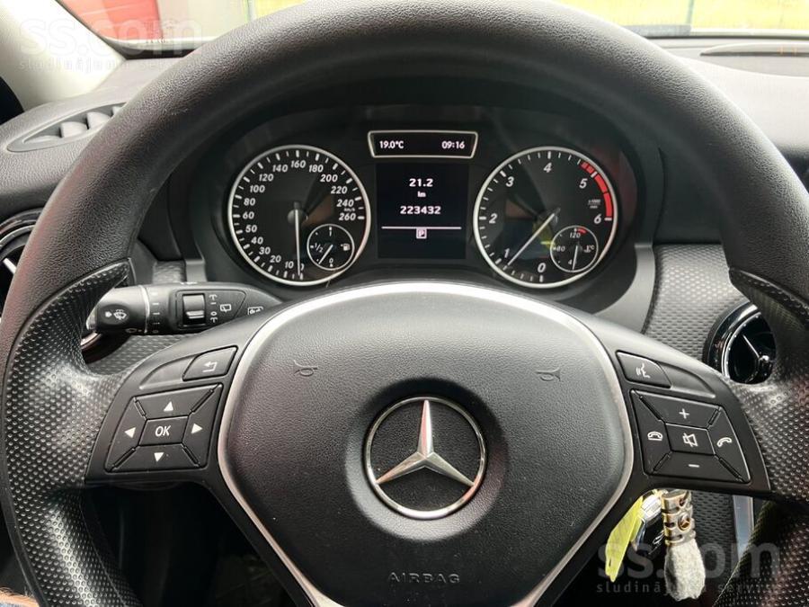 White Mercedes-Benz A 180 2013 in Talsi, with an engine capacity of 1.50 L and mileage of 223 thousand km for 7999 €, photo 10 on AUTOMOTO.COM.LV