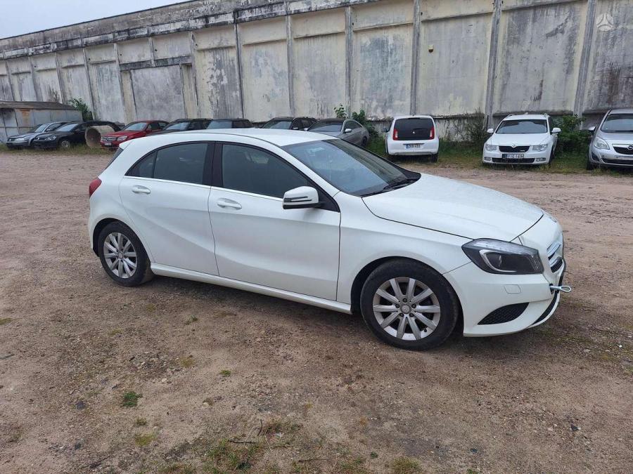 White Mercedes-Benz A 180 2013 in Vilnius, with an engine capacity of 1.80 L and mileage of 275 thousand km for 4150 €, photo 3 on AUTOMOTO.COM.LV
