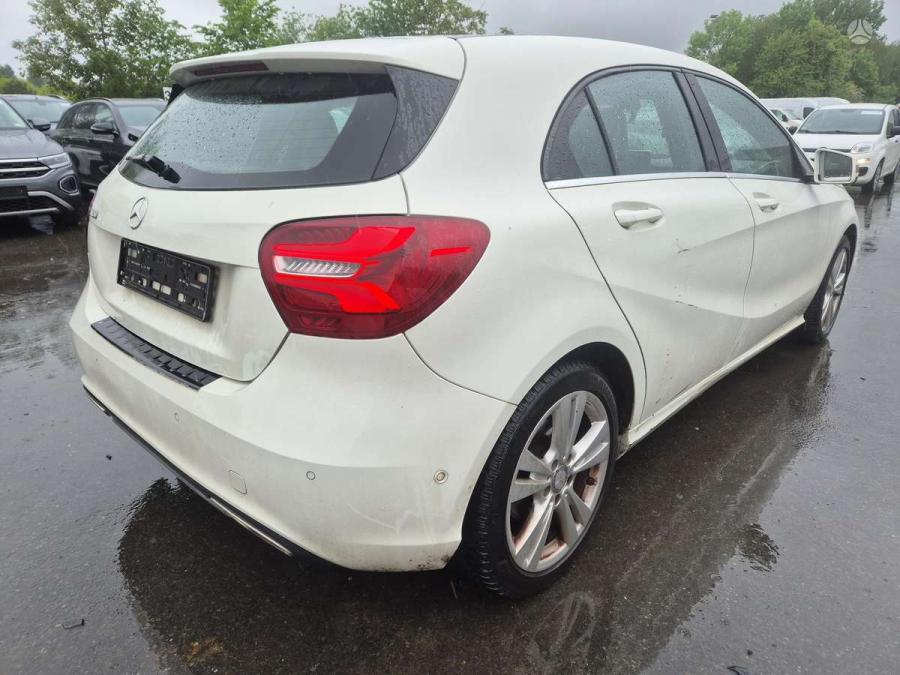 White Mercedes-Benz A 180 2016 in Vilnius, with an engine capacity of 1.60 L and mileage of 171 thousand km for 9100 €, photo 9 on AUTOMOTO.COM.LV