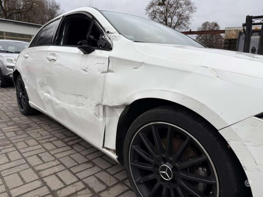 White Mercedes-Benz A 180 2018 in Kaunas, with an engine capacity of 1.46 L and mileage of 185 thousand km for 11700 €, photo 3 on AUTOMOTO.COM.LV
